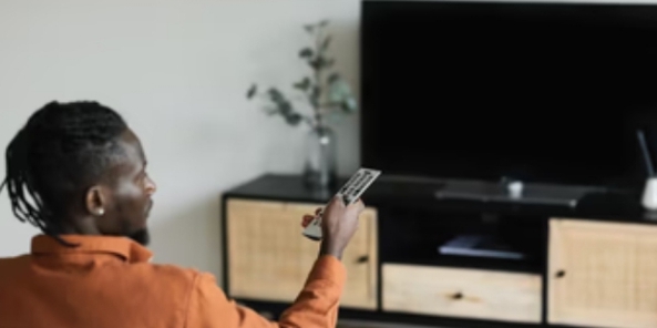 3 ways watching TV in the dark can affect your eyes - Daybreak ...