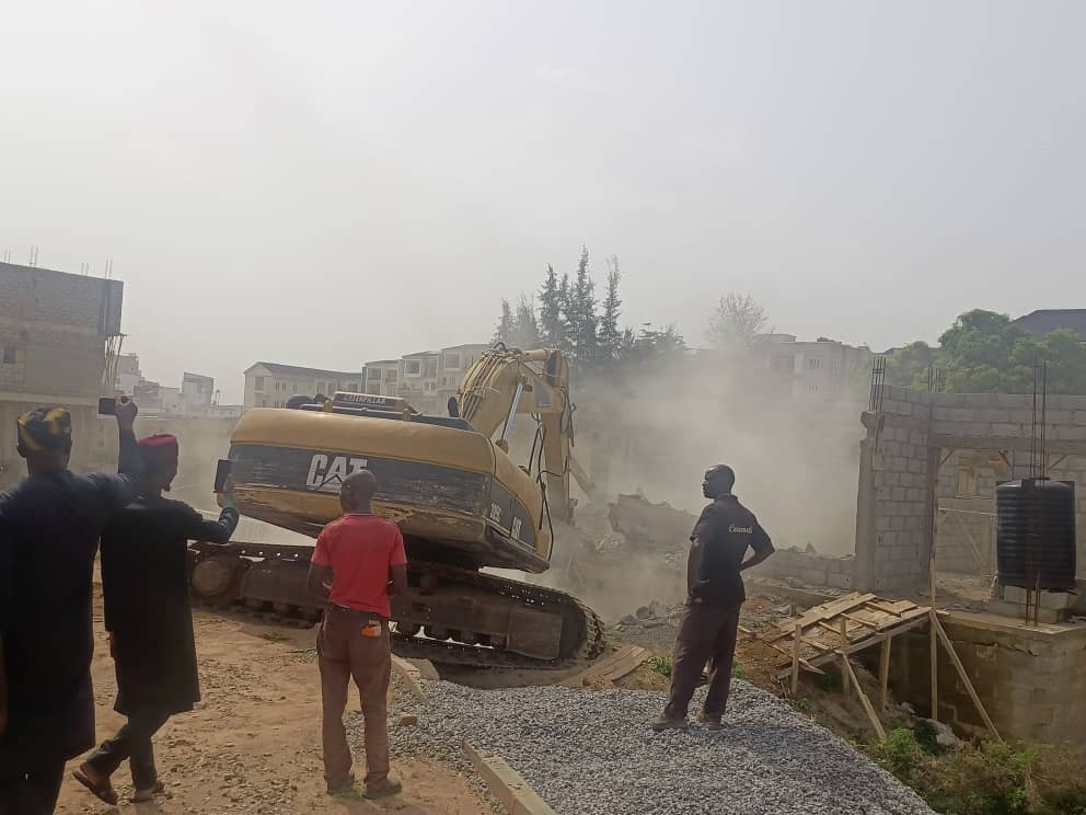 Abuja Masterplan: FCDA Demolish Guzape Estate Over Building Approval ...